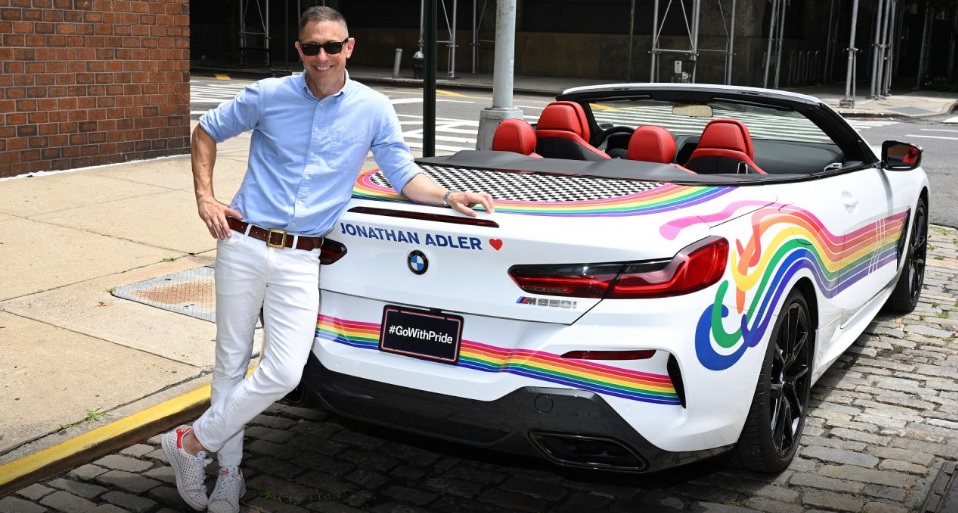 Πολύχρωμη η Σειρά 8 της BMW για τον Μήνα Pride | Antivirus Magazine