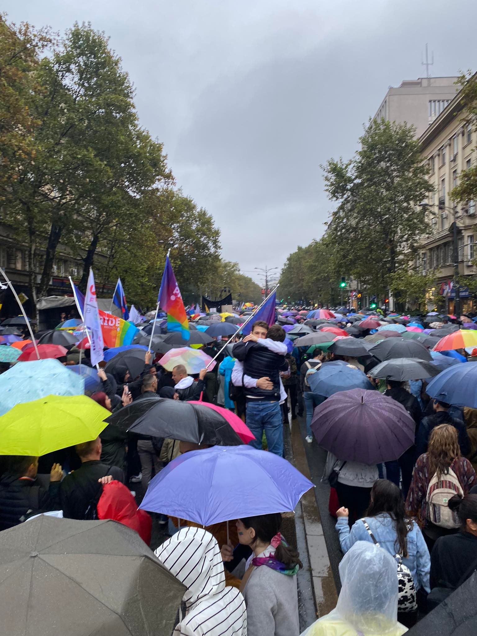 Europride 2022: Εικόνες από την πολύχρωμη πορεία στο (βροχερό ...