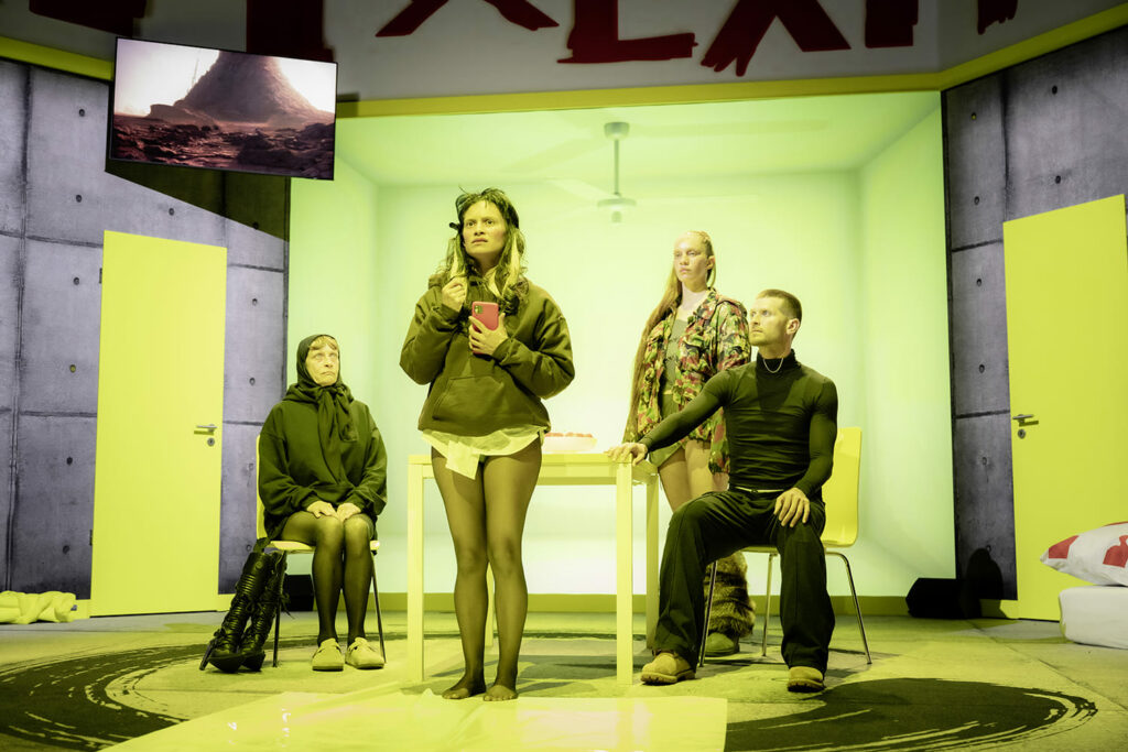 Η παράσταση "Angela (a strange loop)" έρχεται στην Πειραιώς 260