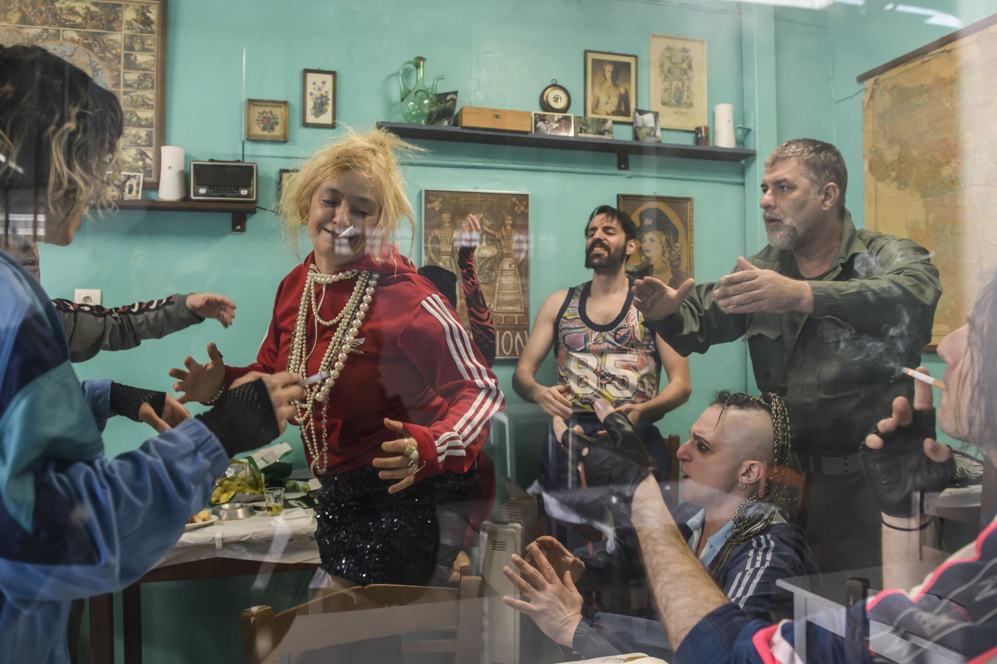O Βασίλης Μπισμπίκης σκηνοθετεί το έργο «Σωσμένος»